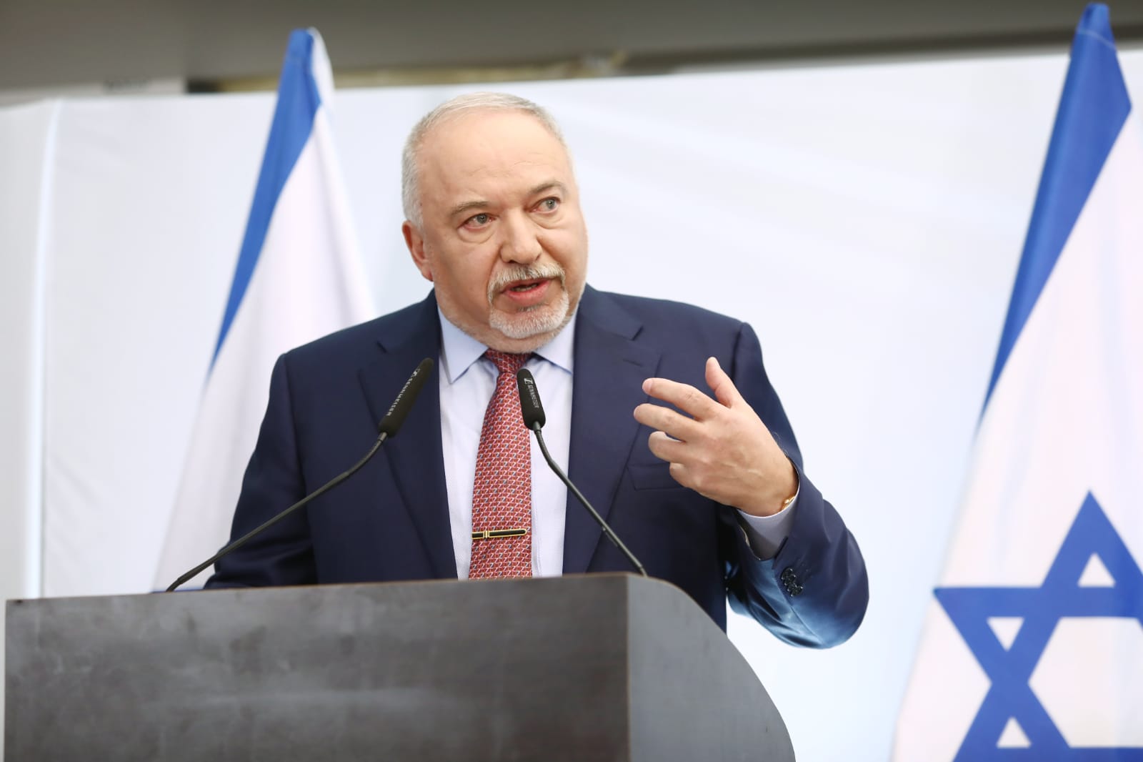 Avigdor Lieberman sagt, Netanjahu habe den Bezug zur Realität verloren ...